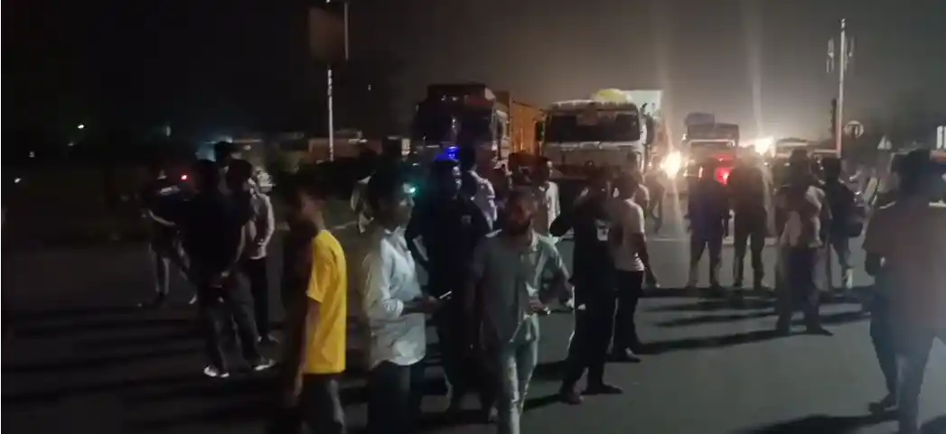 Toto driver dies in road accident, highway blocked at Kalla turn ...